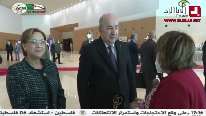 فيديو الرئيس تبون يزور معرضا خاصا بإبداعات النساء الحرفيات على هامش